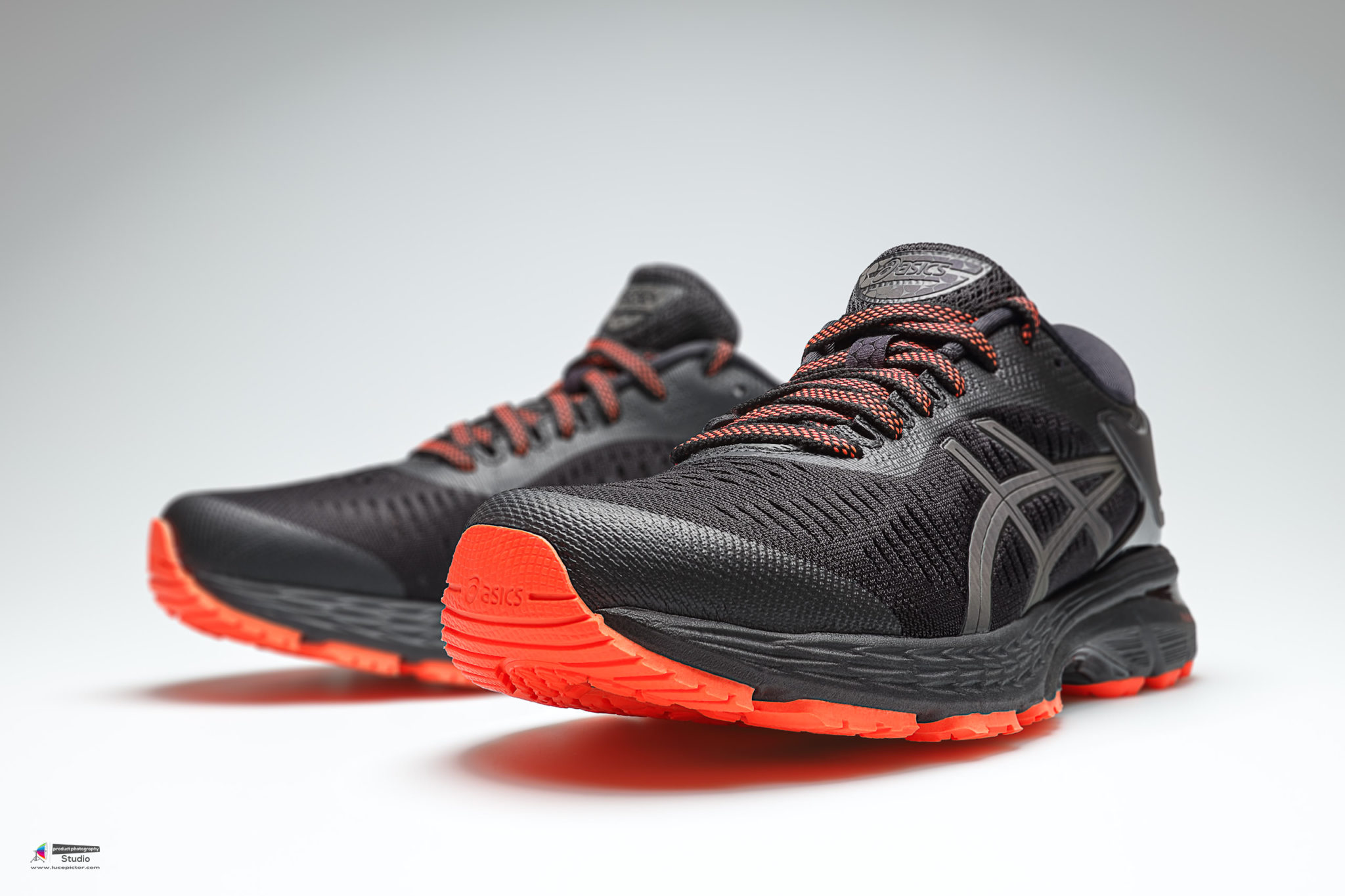 Running shoes advertising photography by Luce Pictor Studio